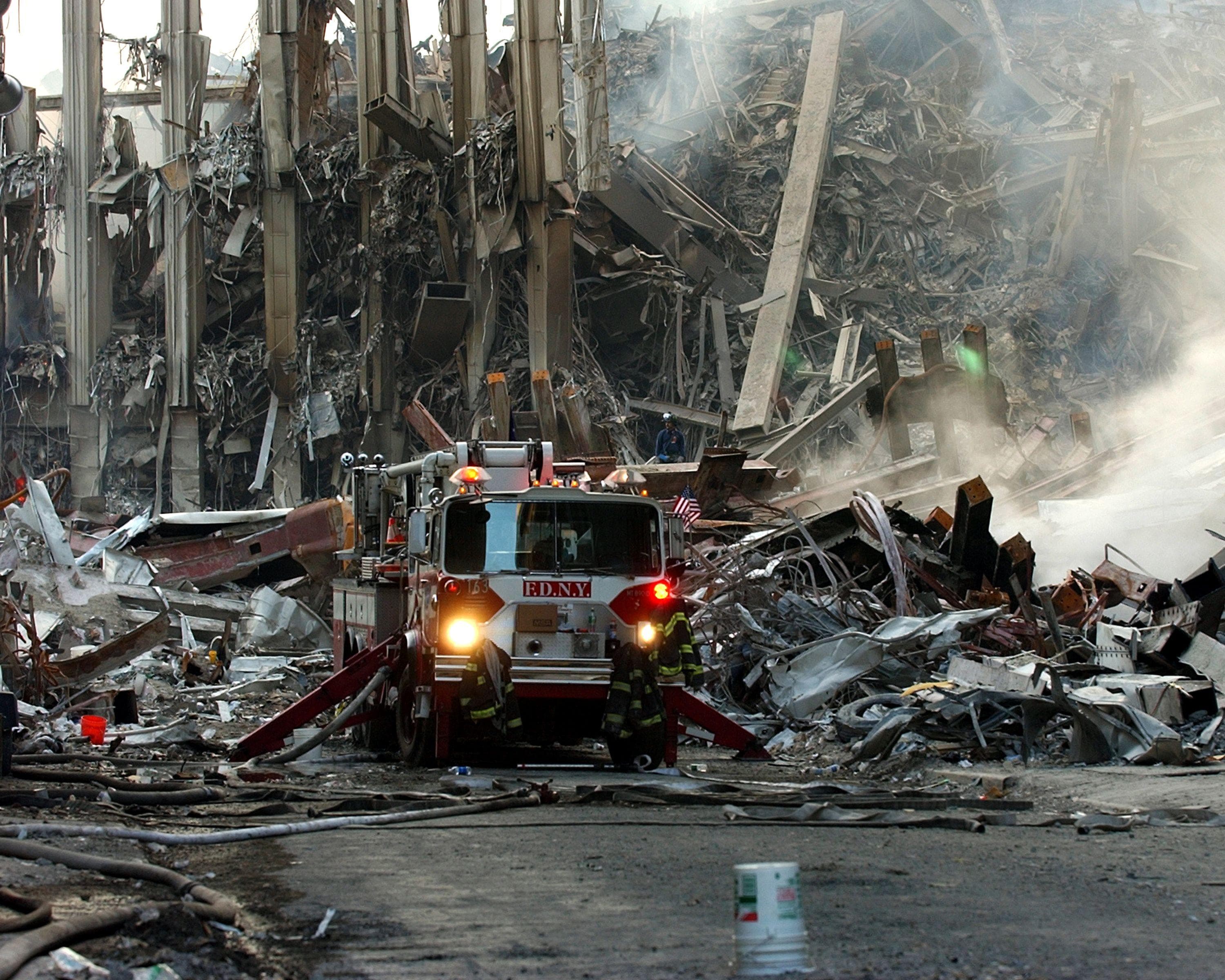 23 Powerful and Rare Photos From 9/11