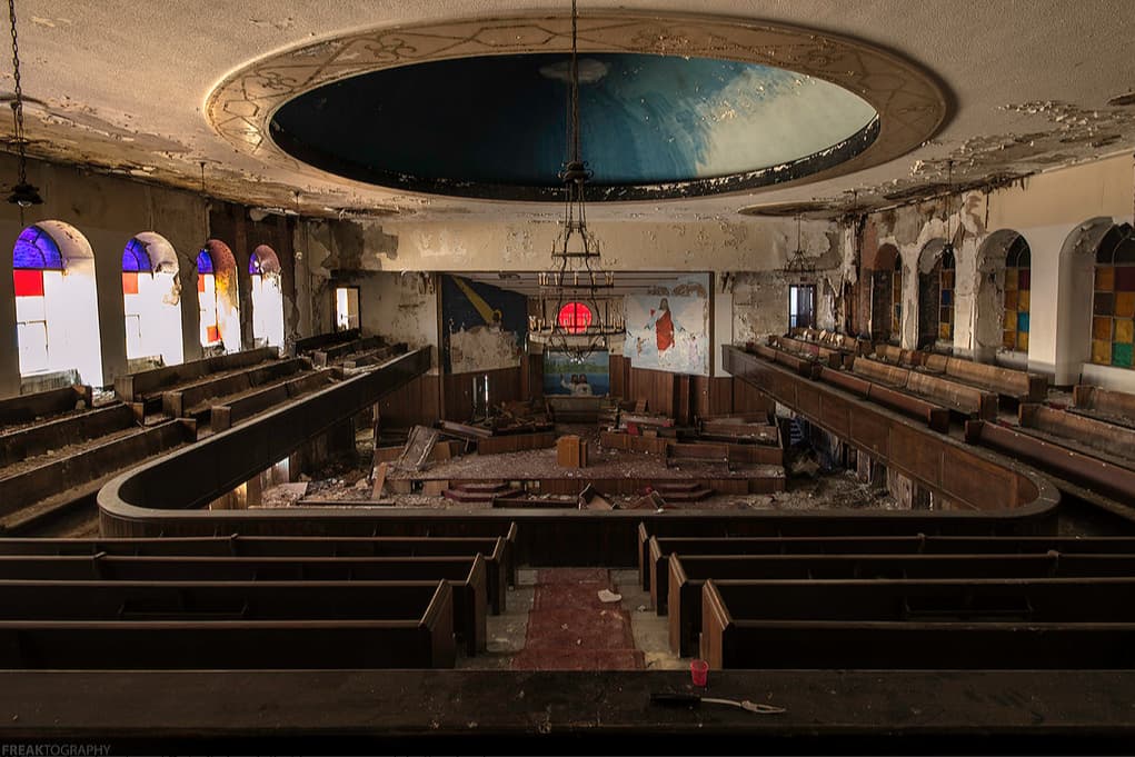 28 Incredible Photos from Inside Abandoned Buildings