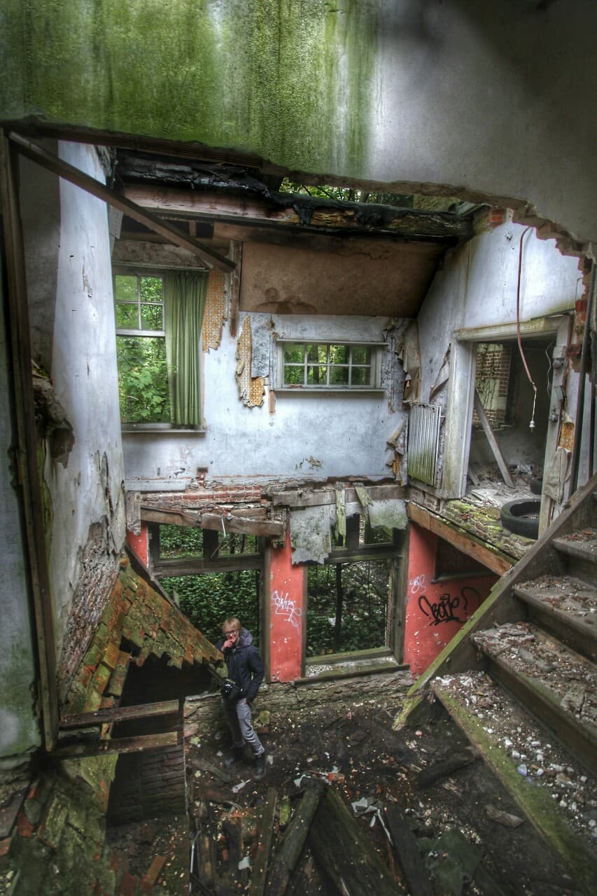 28 Incredible Photos from Inside Abandoned Buildings