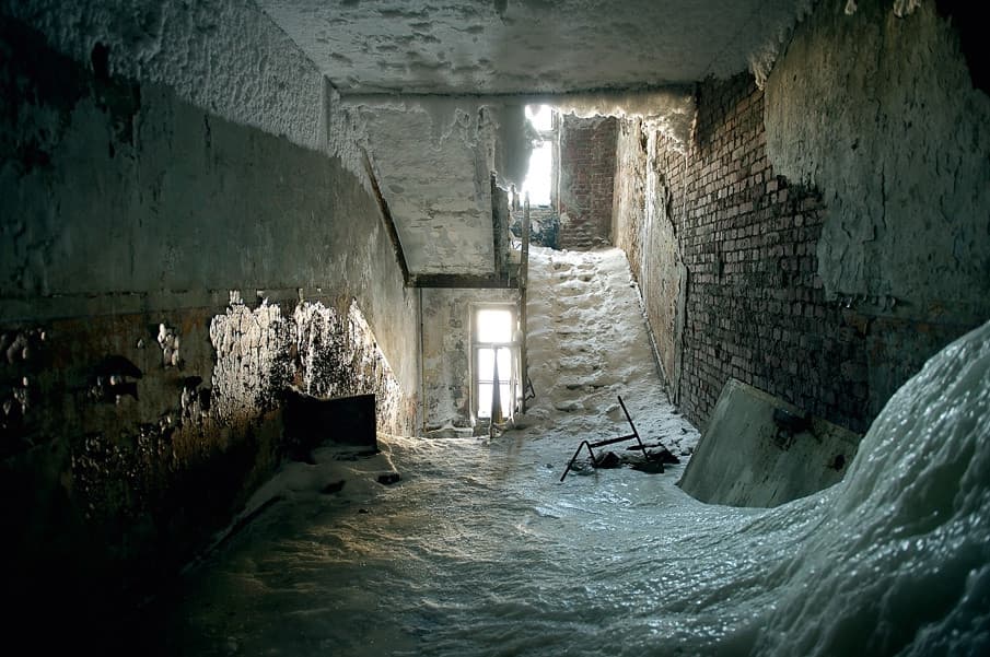28 Incredible Photos from Inside Abandoned Buildings