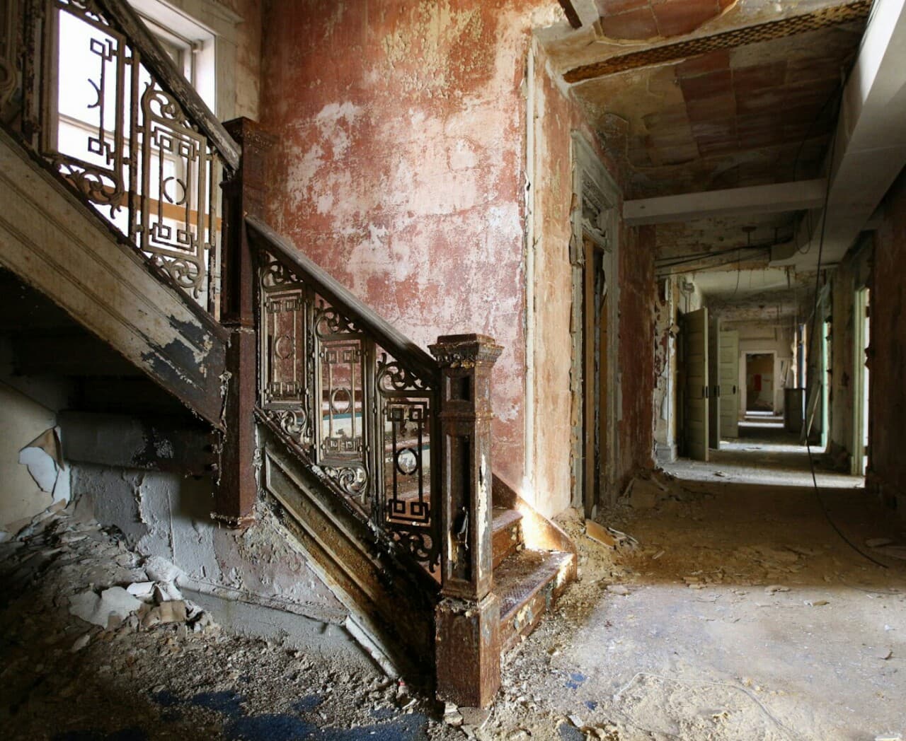 28 Incredible Photos from Inside Abandoned Buildings