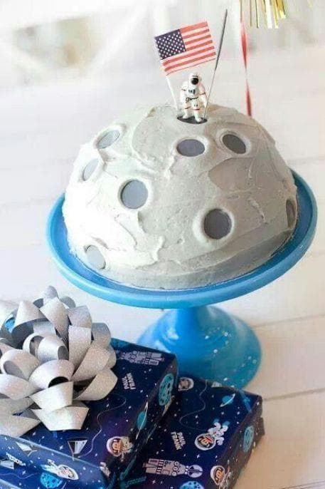 36 Space Cakes That Are Out of This World