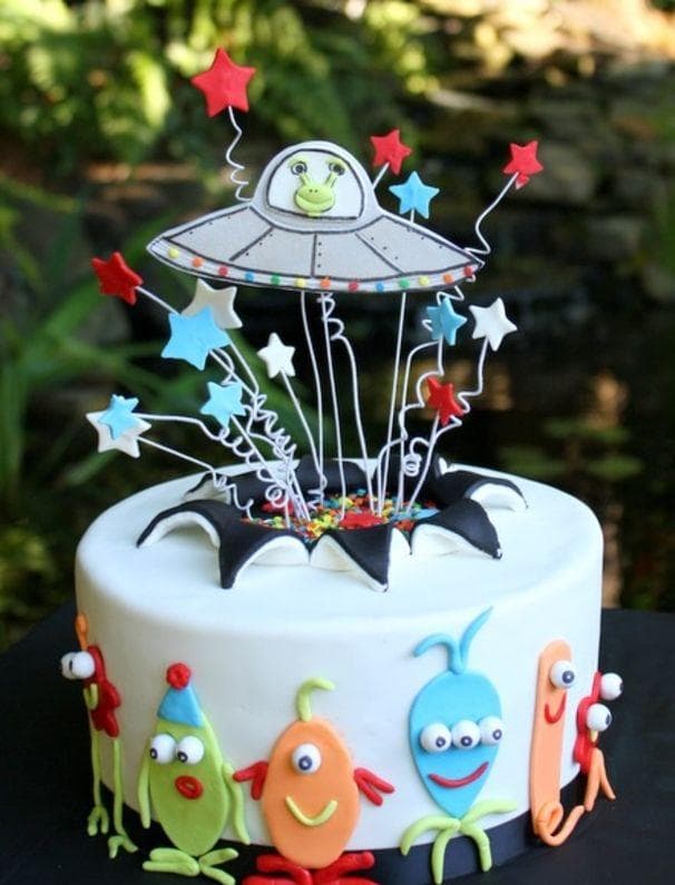 36 Space Cakes That Are Out of This World