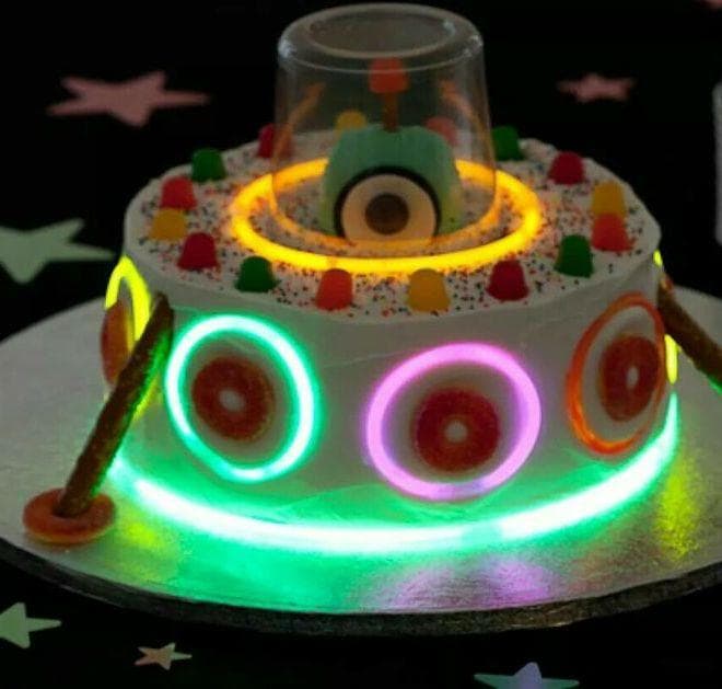 36 Space Cakes That Are Out of This World