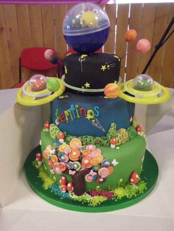 36 Space Cakes That Are Out of This World