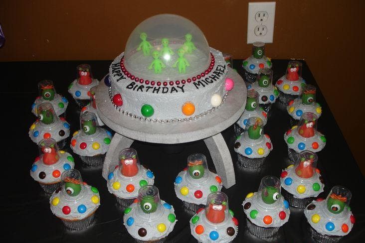 36 Space Cakes That Are Out of This World
