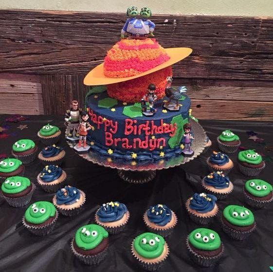 36 Space Cakes That Are Out of This World