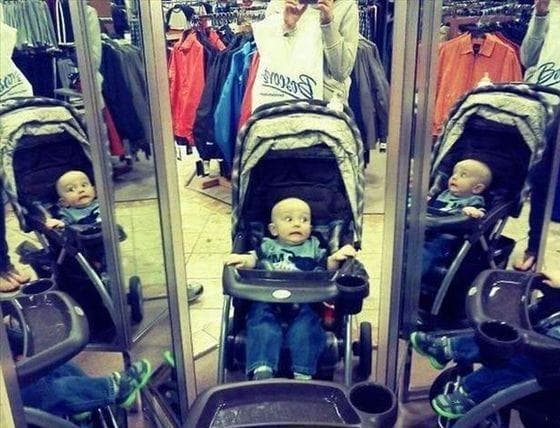 22 Hilarious Mirror Reflections Caught on Camera