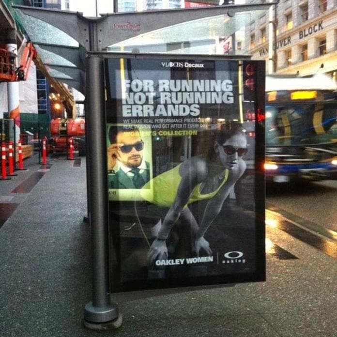 22 Hilarious Mirror Reflections Caught on Camera