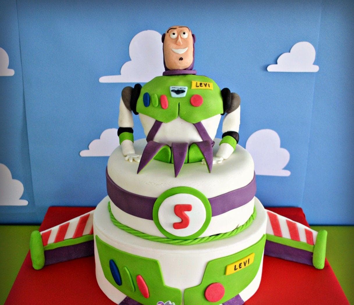 36 Space Cakes That Are Out of This World