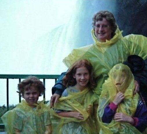 18 Awkward Summer Vacation Photos That'll Make You Cringe