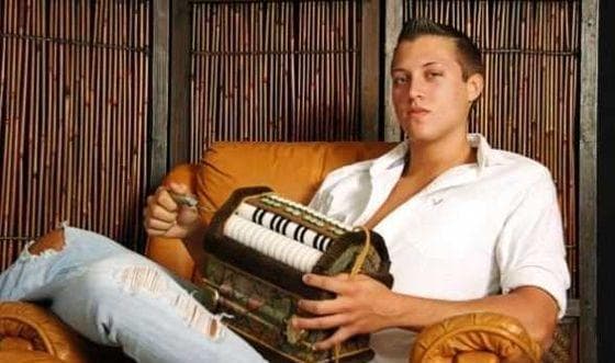 27 Embarrassing Senior Portraits That Will Make You Cringe