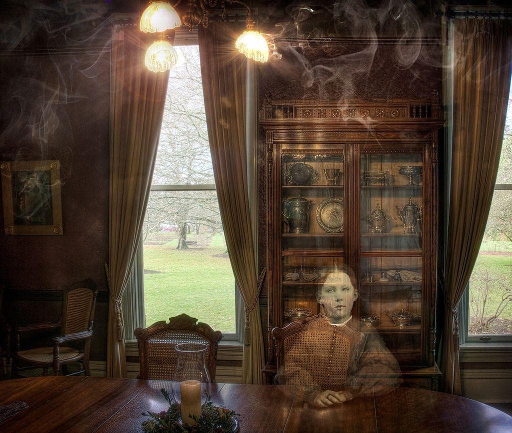 14 Signs That A Ghost Lives With You