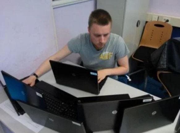 18 Photos of People Who've Mastered the Art of Multitasking