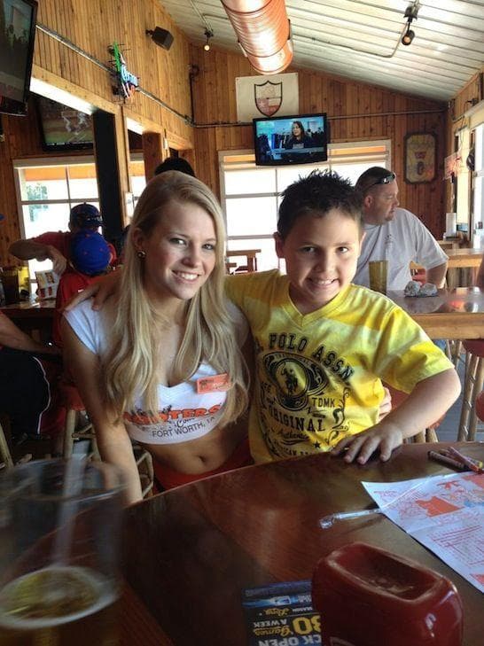 The Funniest Photos of Guys with Hooters Waitresses
