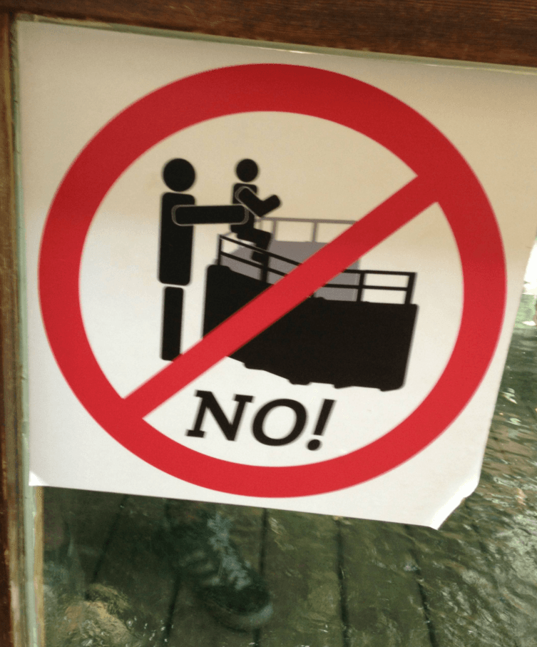 19 Funny Zoo Signs That Will Leave You Scratching Your Head