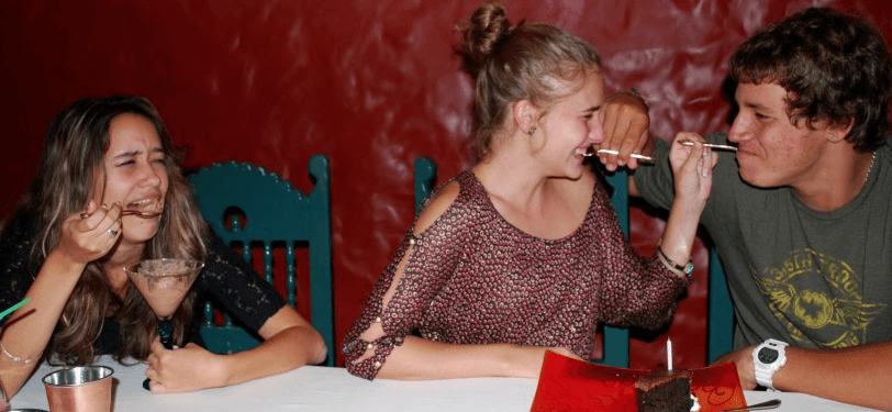 25 Funny Third Wheel Photos of People Who Are Forever Alone