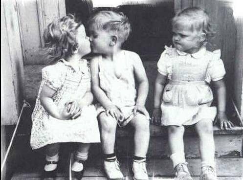 25 Funny Third Wheel Photos of People Who Are Forever Alone