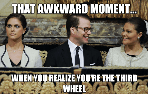 25 Funny Third Wheel Photos of People Who Are Forever Alone