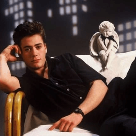 20 Unexplainable Celebrity Photos That Desperately Need Context