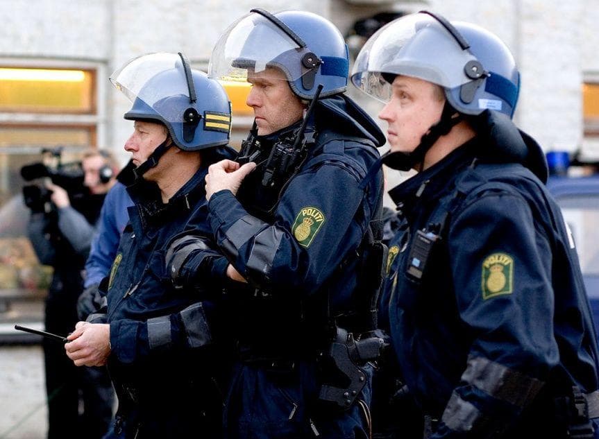 28 Photos of Police Uniforms From Around the World