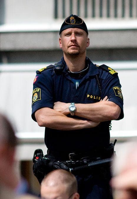 28 Photos of Police Uniforms From Around the World