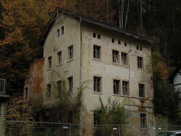 10 Creepy and Terrifying Houses in the Woods