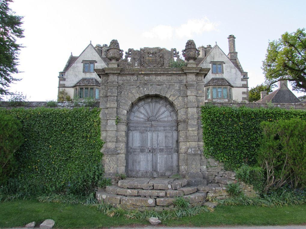 12 Notoriously Friendly Ghosts You'd Love to be Haunted By