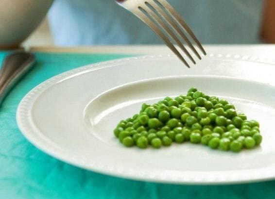 37 People Eating Food in a Weird Way (Photos)
