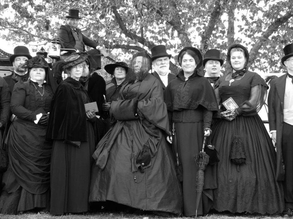 14 Extremely Bizarre Victorian Mourning Rituals For the Dead