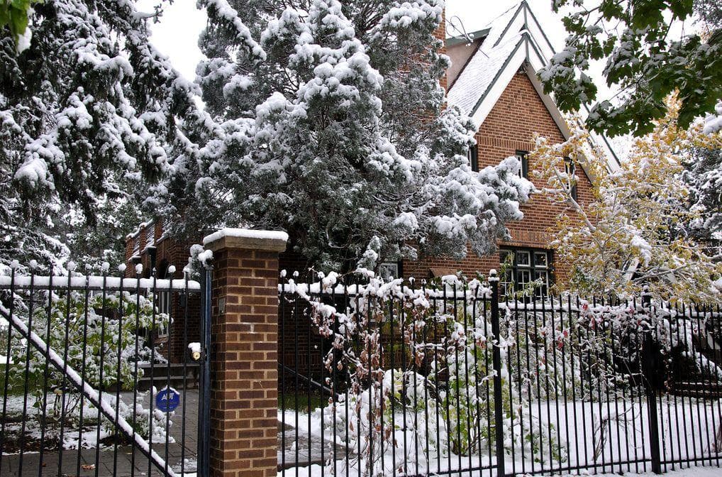 10 Famous Crime Scenes and What They Look Like Today