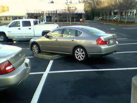 28 Infuriating Photos of Truly Terrible Parking Jobs