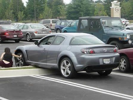 28 Infuriating Photos of Truly Terrible Parking Jobs