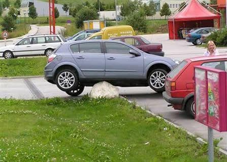 28 Infuriating Photos of Truly Terrible Parking Jobs