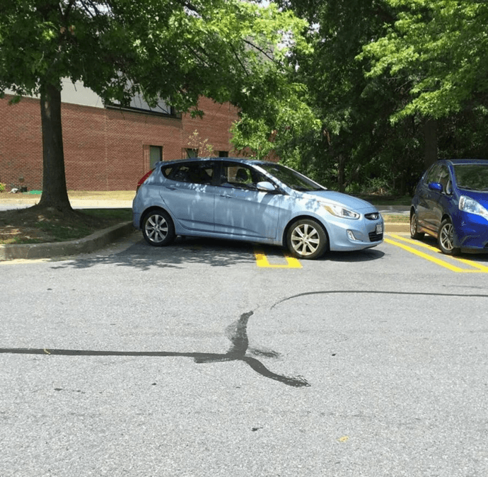 28 Infuriating Photos of Truly Terrible Parking Jobs