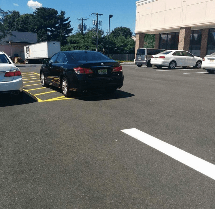 28 Infuriating Photos of Truly Terrible Parking Jobs