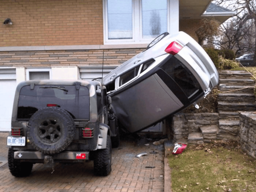 28 Infuriating Photos of Truly Terrible Parking Jobs