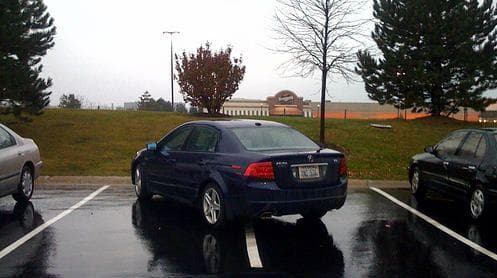 28 Infuriating Photos of Truly Terrible Parking Jobs