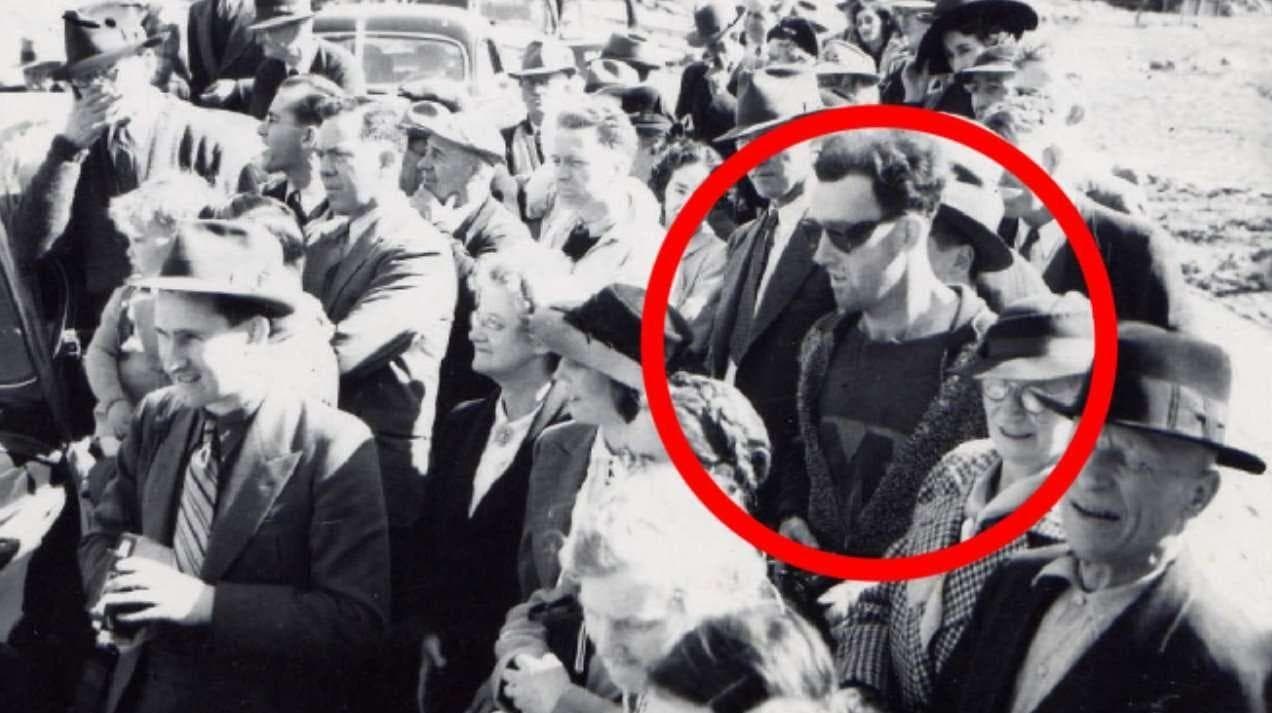14 Crazy Pictures of People Who Might Just Be Time Travelers