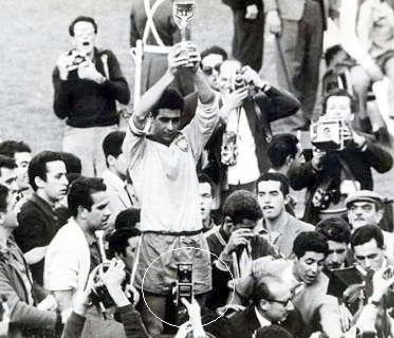 14 Crazy Pictures of People Who Might Just Be Time Travelers