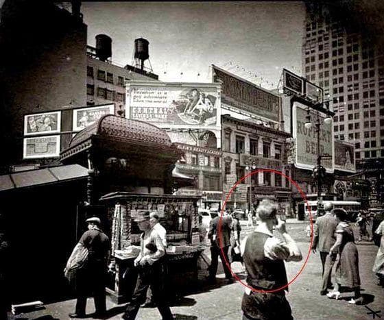 14 Crazy Pictures of People Who Might Just Be Time Travelers