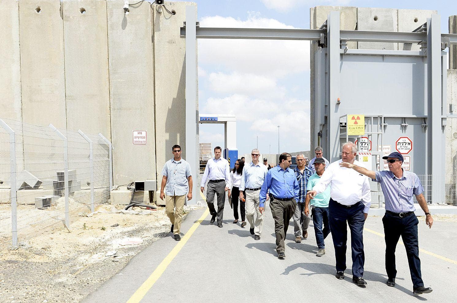 26 Striking Photos of Dangerous & Contested Borders Around the World