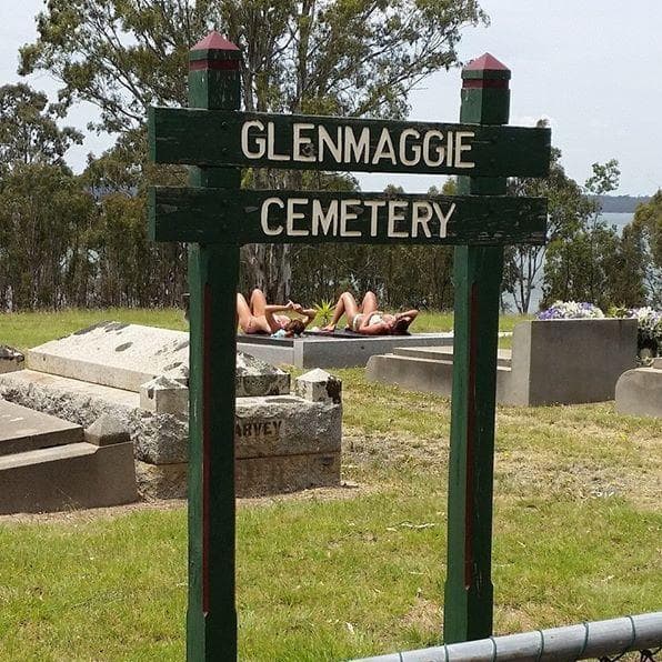 15 Hilariously Inappropriate Photos of People Posing With Graves