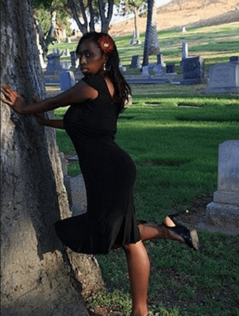 15 Hilariously Inappropriate Photos of People Posing With Graves