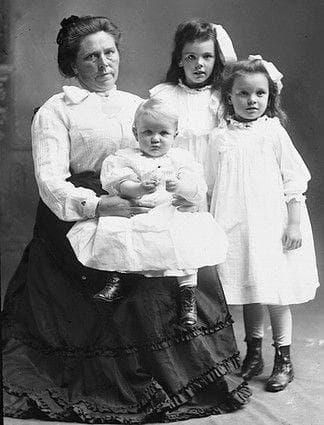 12 Terrifying Facts About Serial Killer Belle Gunness
