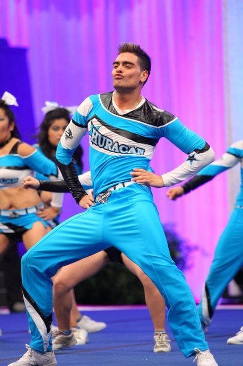 28 Hilarious Pictures of Male Cheerleaders