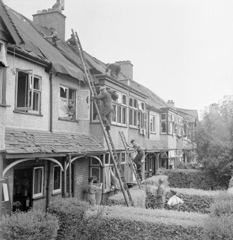 19 Shocking Pictures That Show How Weird Life Was During The Blitz