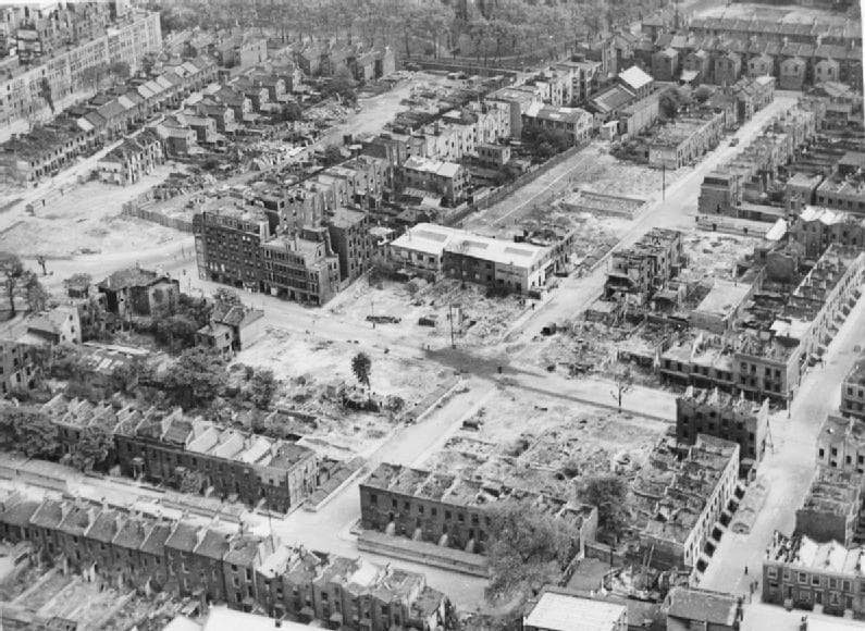 19 Shocking Pictures That Show How Weird Life Was During The Blitz