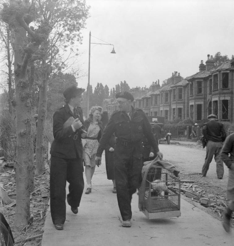 19 Shocking Pictures That Show How Weird Life Was During The Blitz