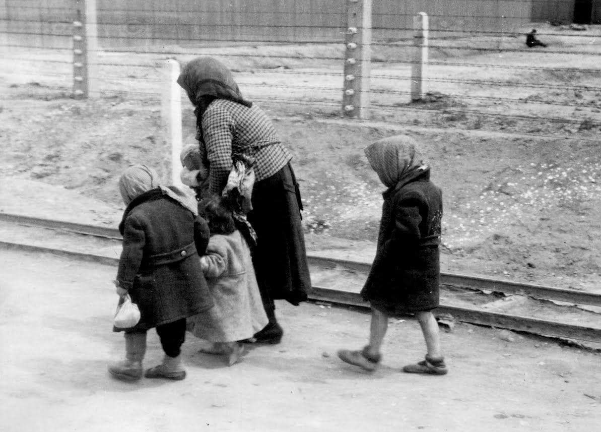 21 Haunting Holocaust Pictures From Concentration Camps